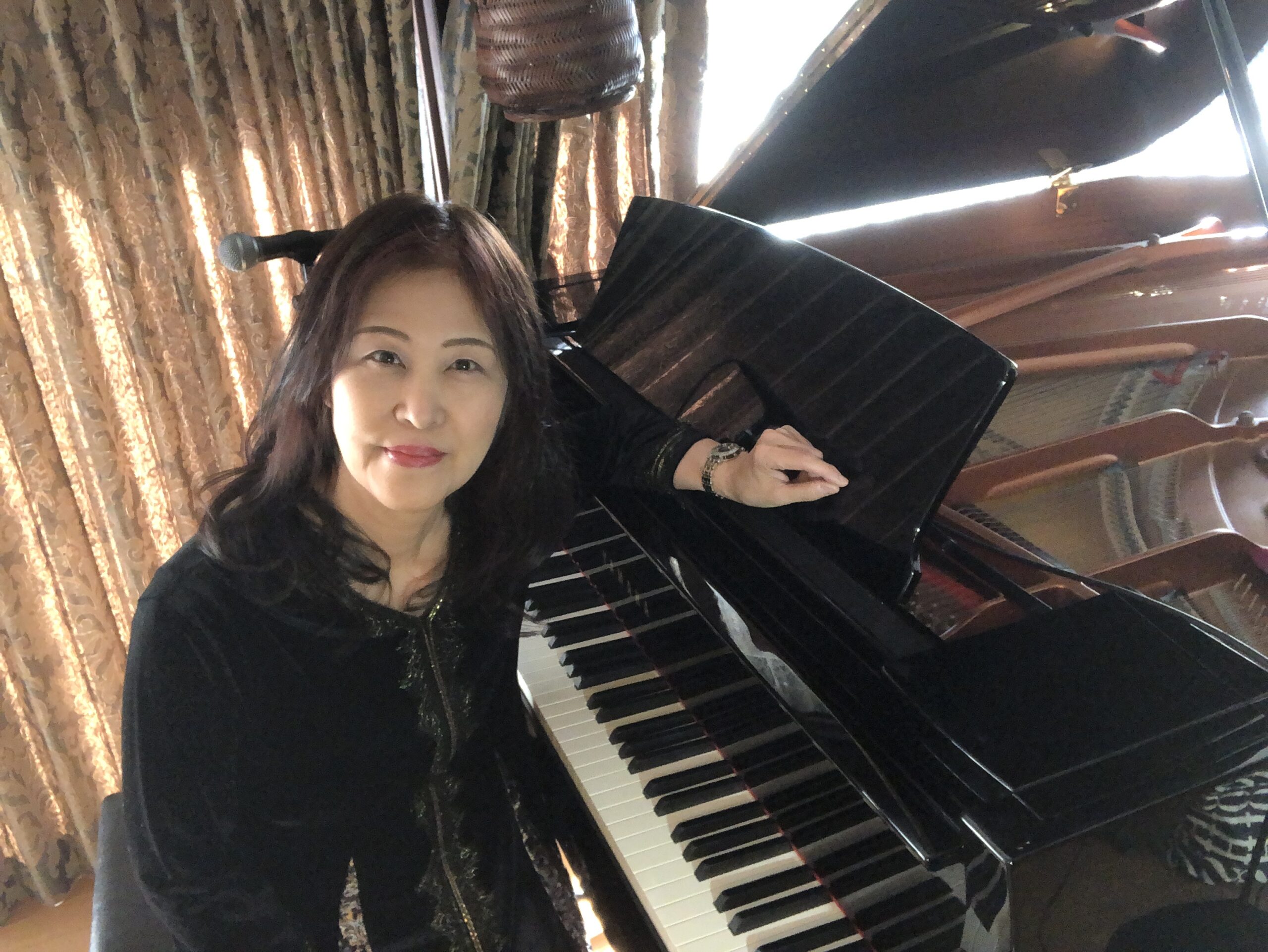 Jazz Pianist Eva Profile – ミュージックマルシェ エンジョイ ジャズピアノレッスン