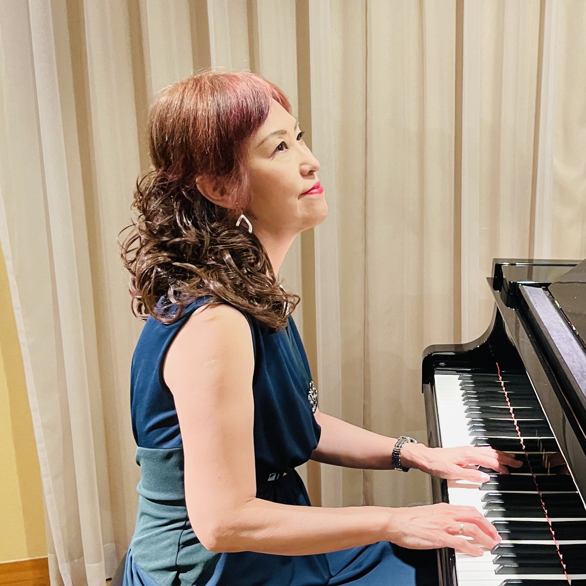 Jazz Pianist Eva Profile – ミュージックマルシェ エンジョイ ジャズピアノレッスン